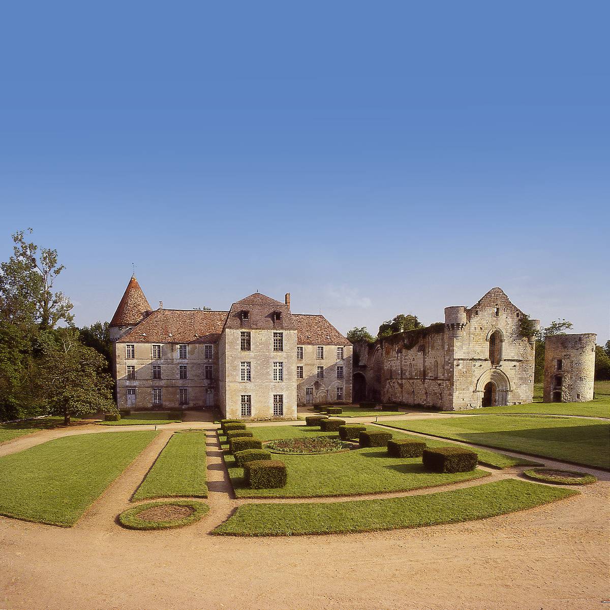 Abbaye Royale de la Réau | Office de Tourisme de Sud Vienne Poitou